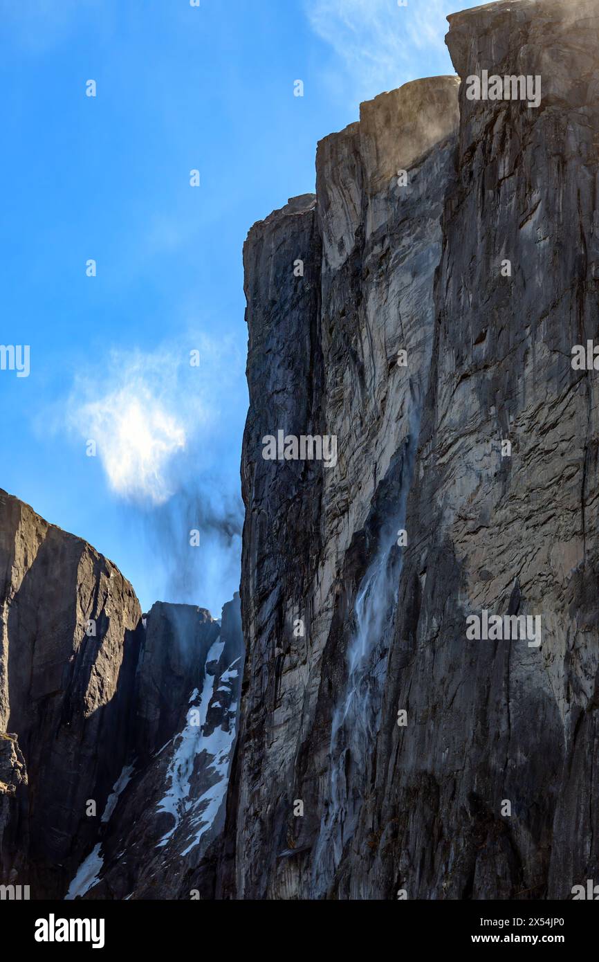The famous 1000 meter drop-off mountain Kjerag in Lysefjorden ...