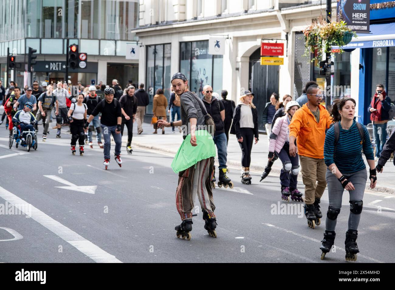 Large gathering of Inline skaters and rollerskaters of all ages and ...