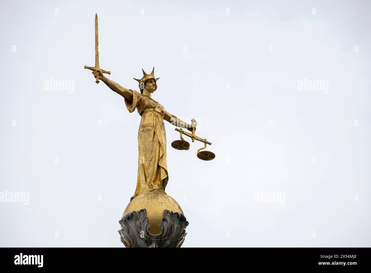 The Lady of Justice statue atop the Central Criminal Court in England ...