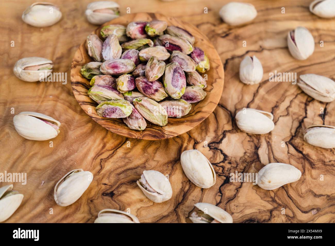 pistachio nut (Pistacia vera), roasted pistachios, with and without ...