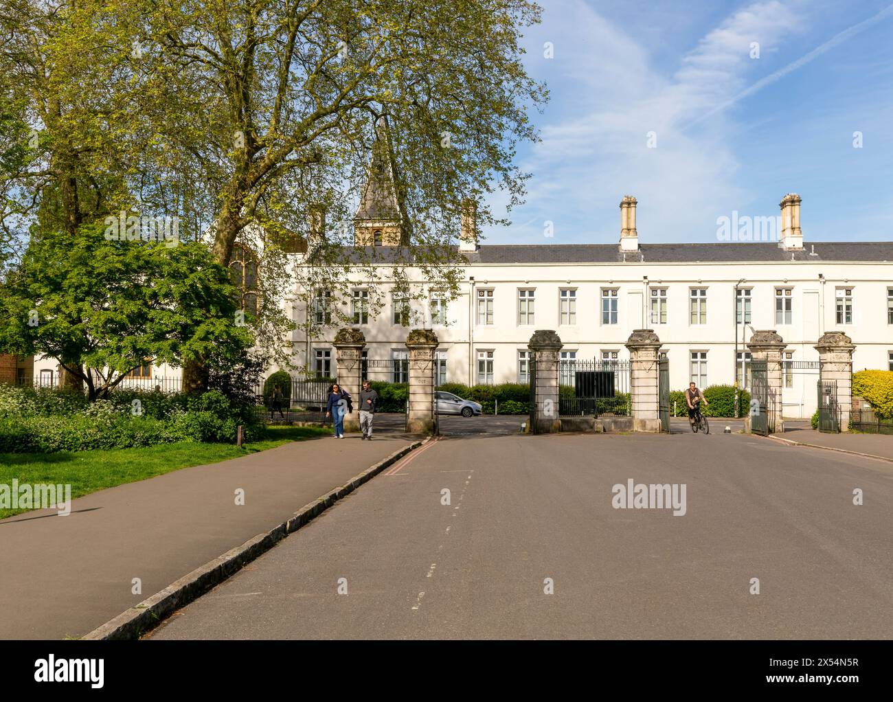 Old College Gate entrance and Dulwich College chapel buildings from ...