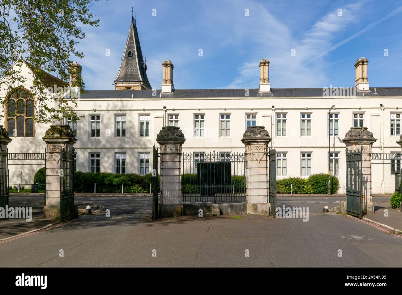 Old College Gate entrance and Dulwich College chapel buildings from ...