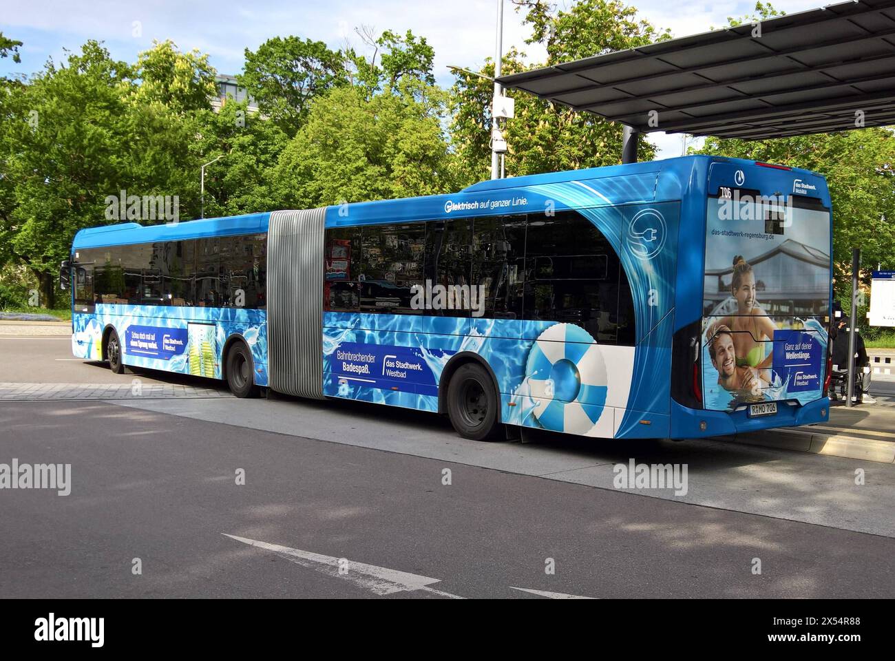 Regensburg, ÖPNV, Stadtbus mit Stadtwerke-Folierung. Foto: Elektrobus ...