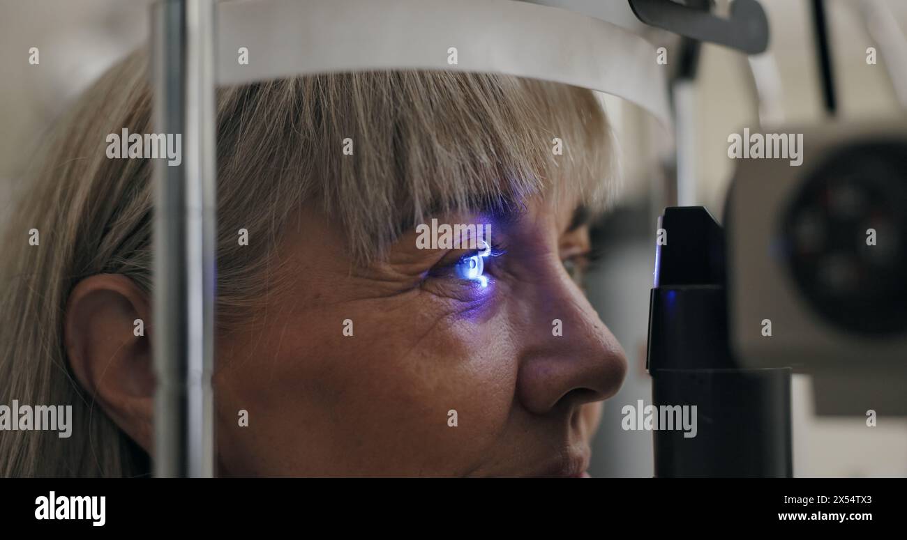 Patient customer slit lamp hi-res stock photography and images - Alamy