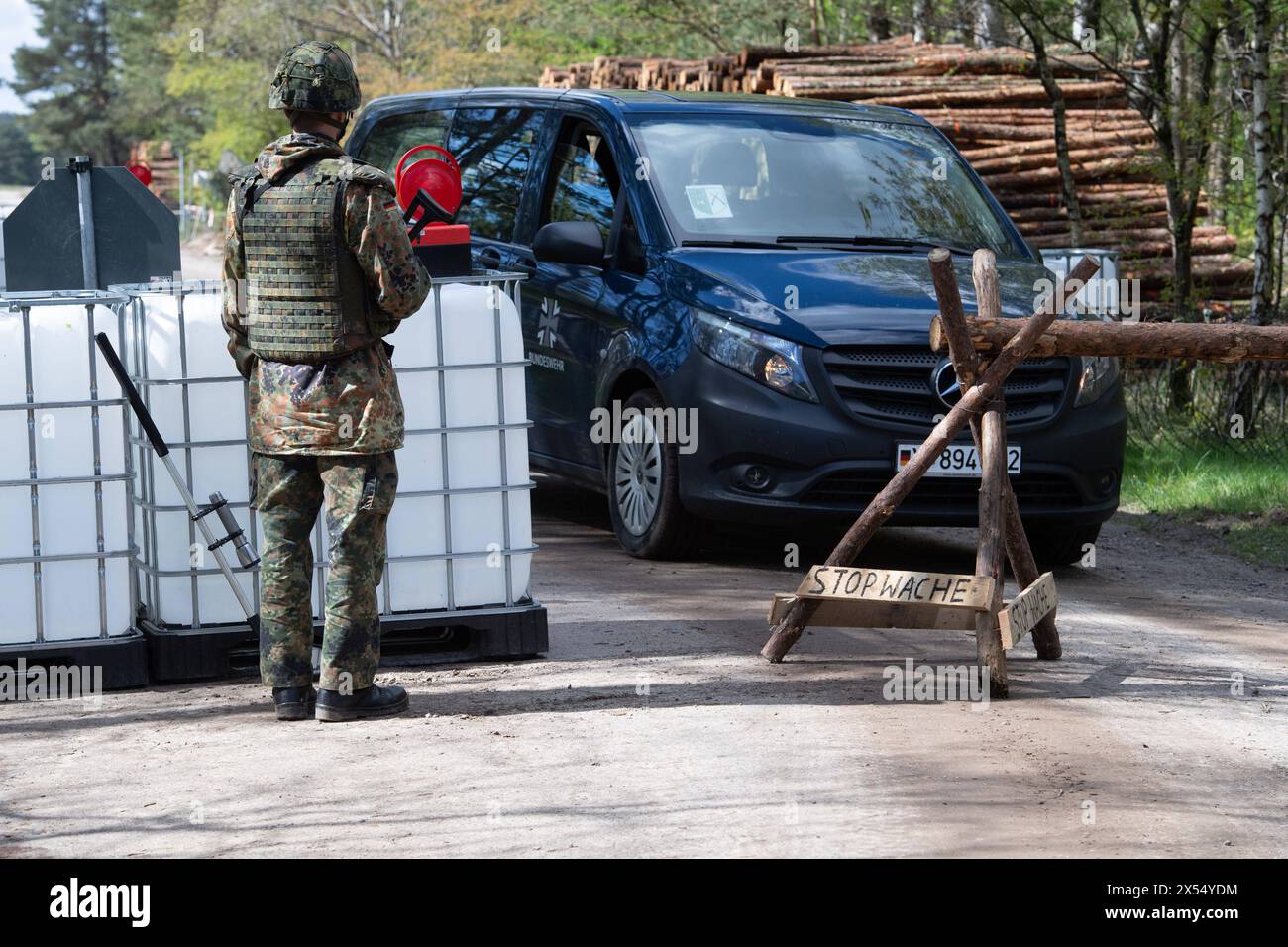 Soldat an einem Checkpoint, Strassensperre, Bundespraesident Frank ...