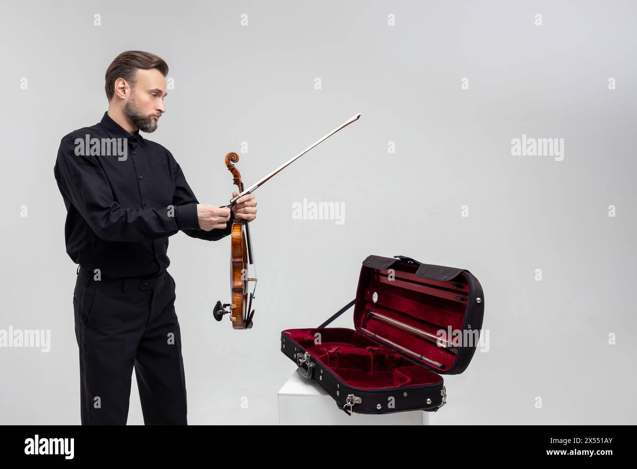 Bearded man artist packing musical instrument in violin case Stock ...