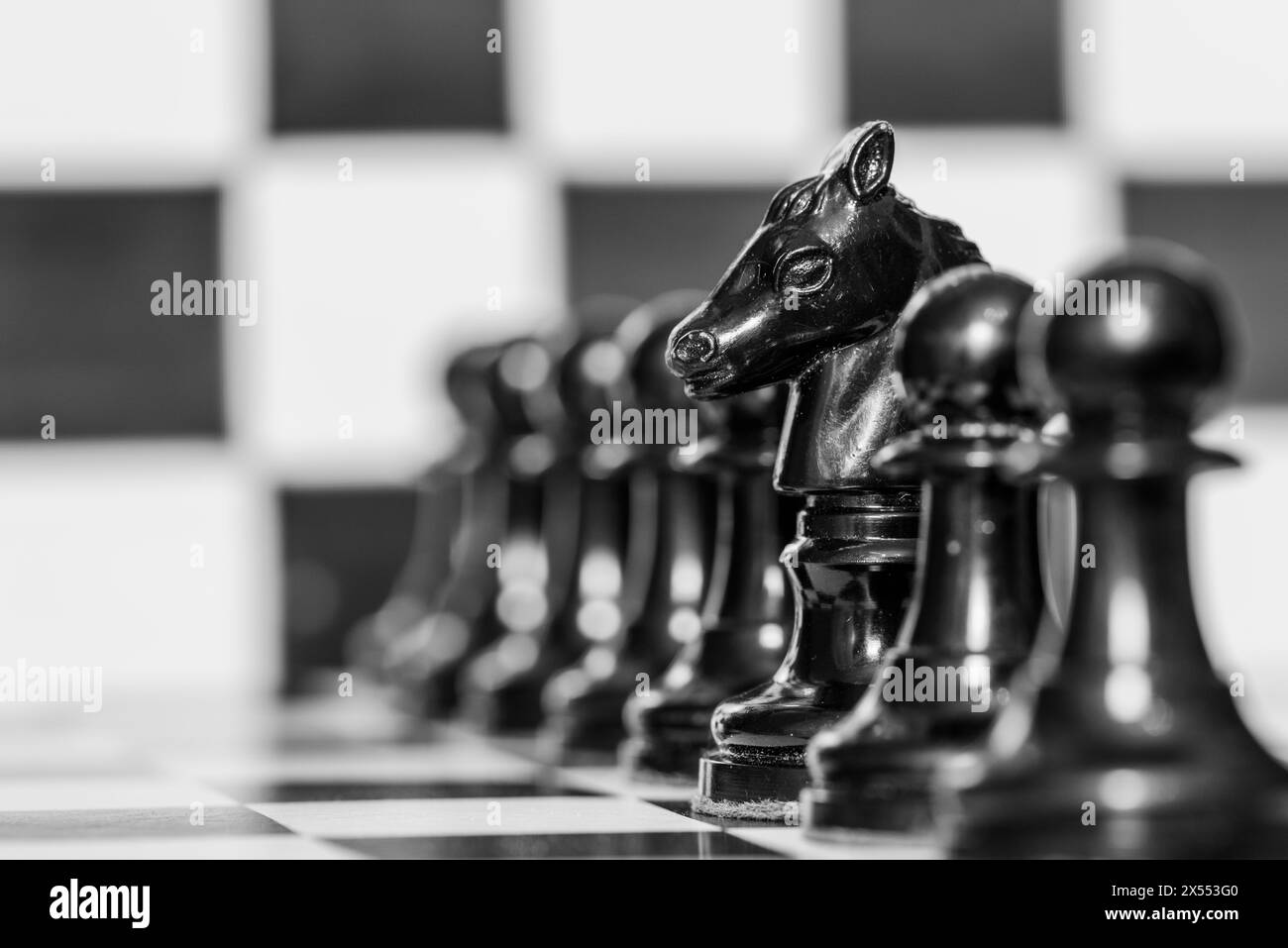 Piezas de ajedrez de color negro, rey reina, alfil, caballo torre y peón, aislado en blanco ...