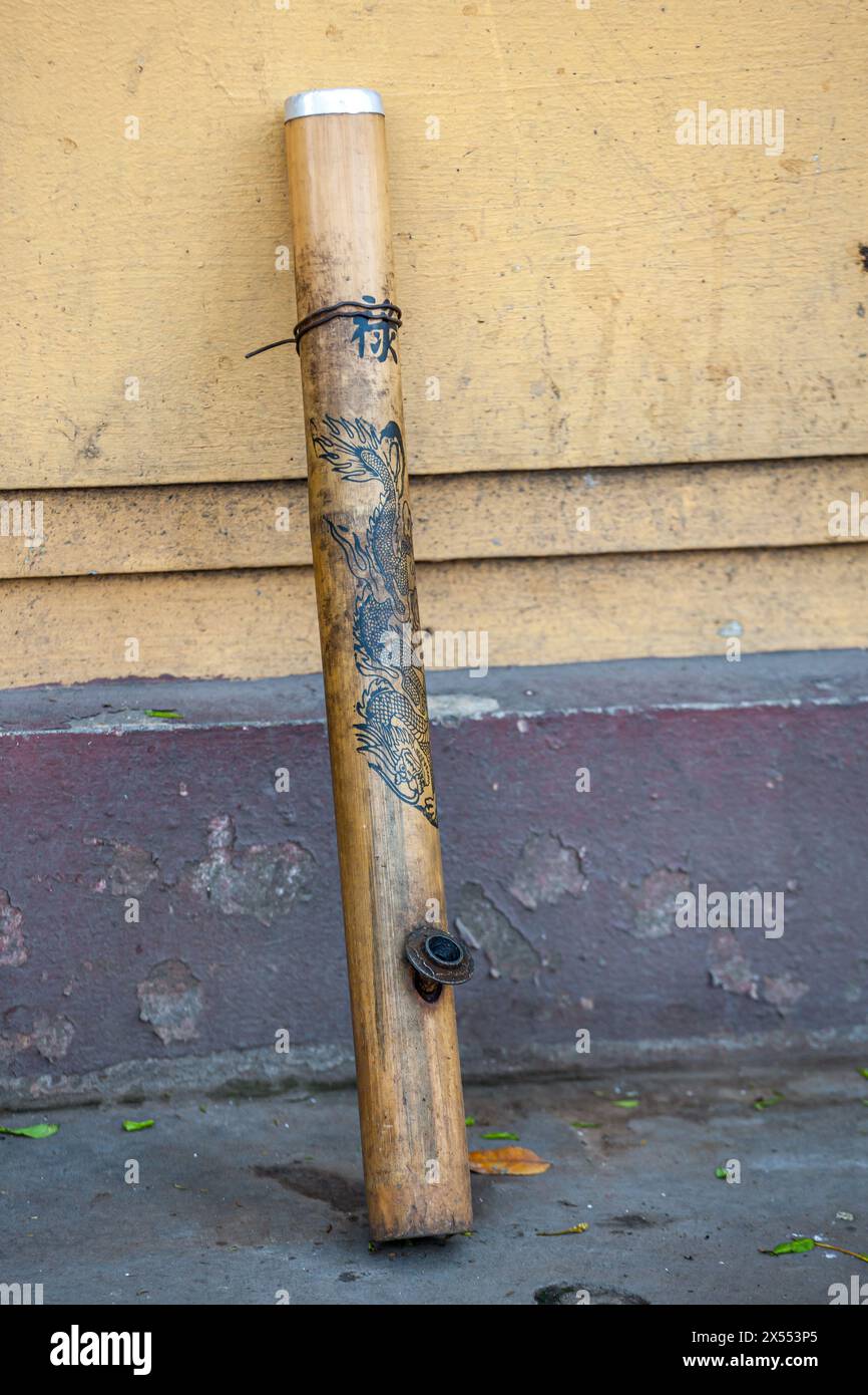 Vietnam, Hanoi, Bamboo pipe Thuốc lào Stock Photo - Alamy