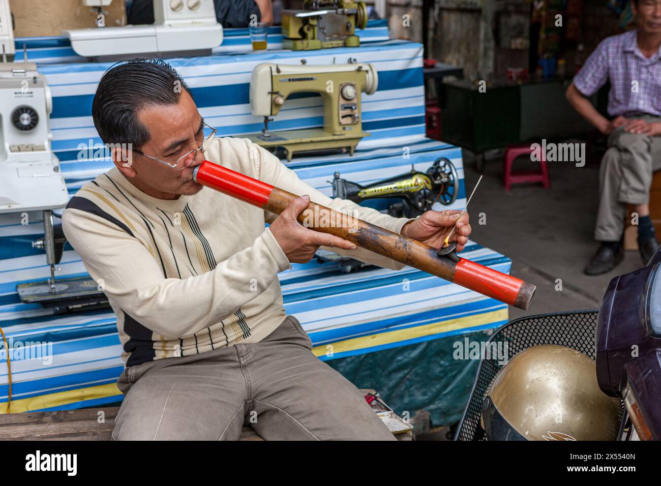 Vietnam, Hanoi, Bamboo pipe Thuốc lào Stock Photo - Alamy
