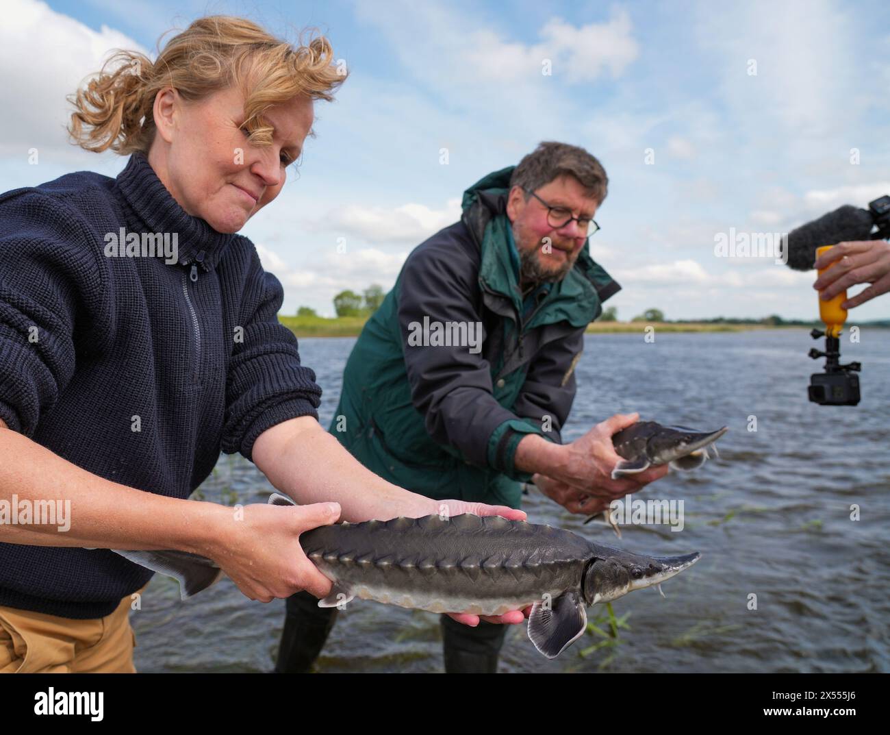 07 May 2024, Brandenburg, Schwedt/Oder/Ot Criewen: Steffi Lemke (l ...