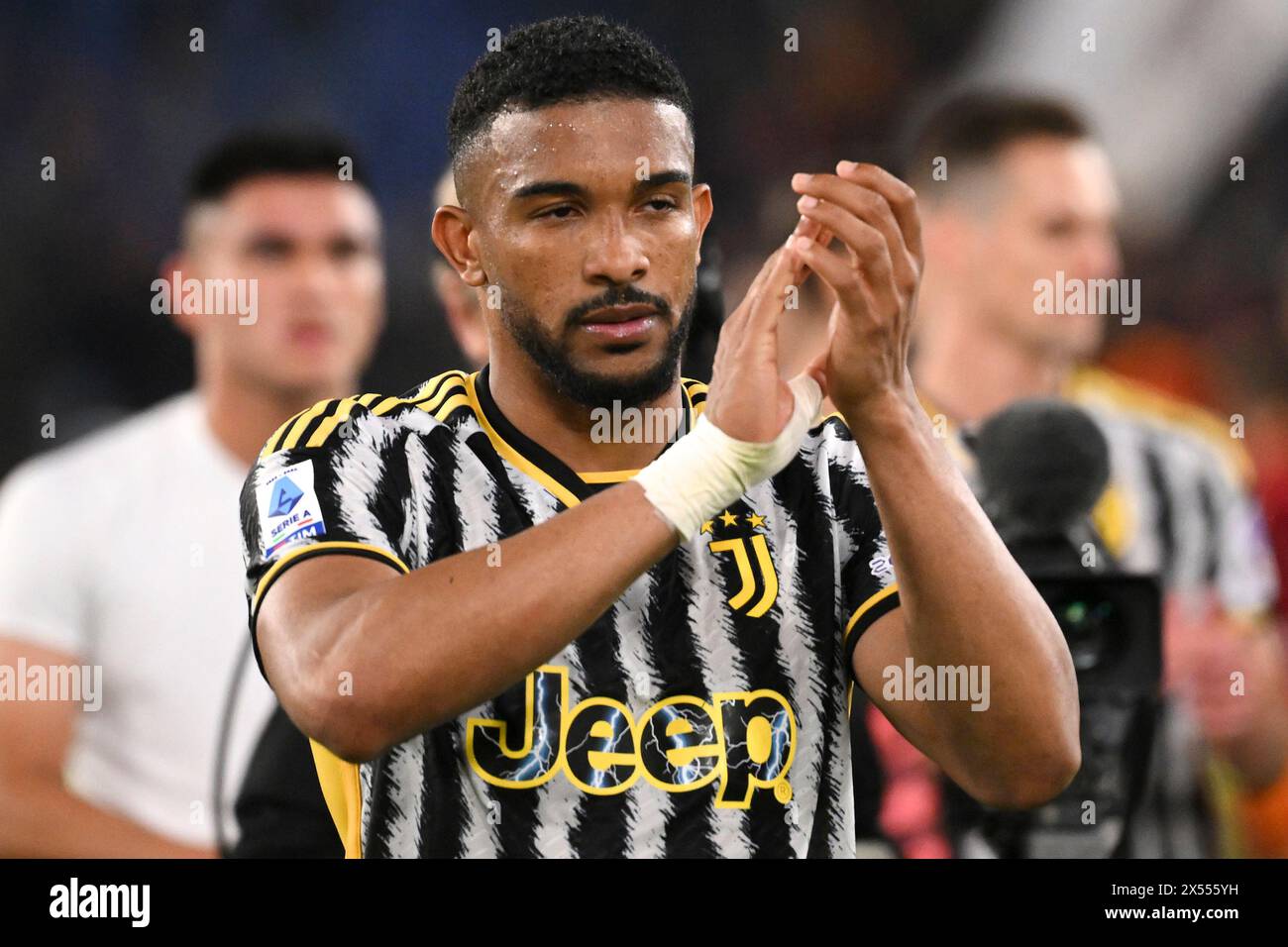 Gleison Bremer Silva Nascimento of Juventus FC claps the fans at the ...