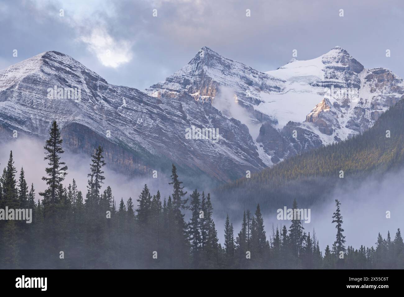 Snow covered mountains in the Canadian Rockies, Banff National Park ...
