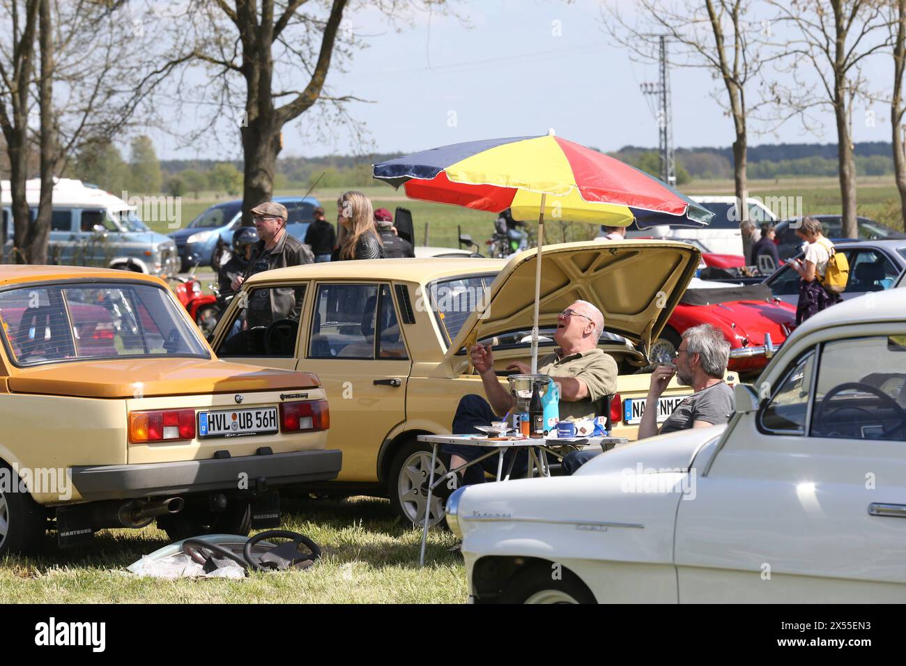 Autos und traktoren hi-res stock photography and images - Alamy