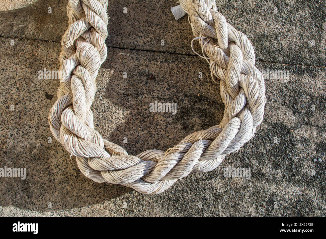 Intertwined rope hi-res stock photography and images - Alamy