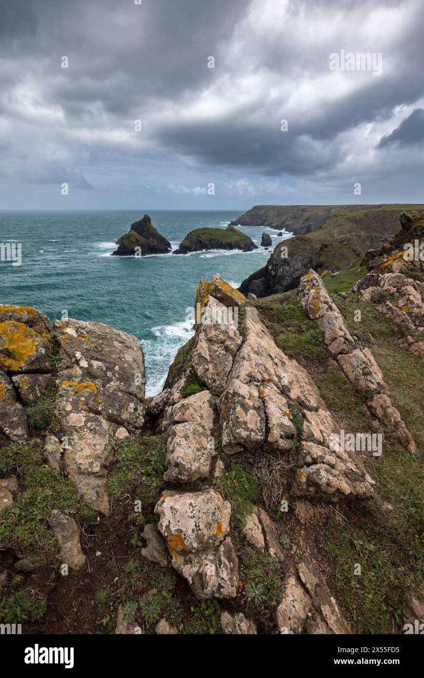 Dramatic clifftop scenery at Kynance Cove on the Lizard Peninsula ...