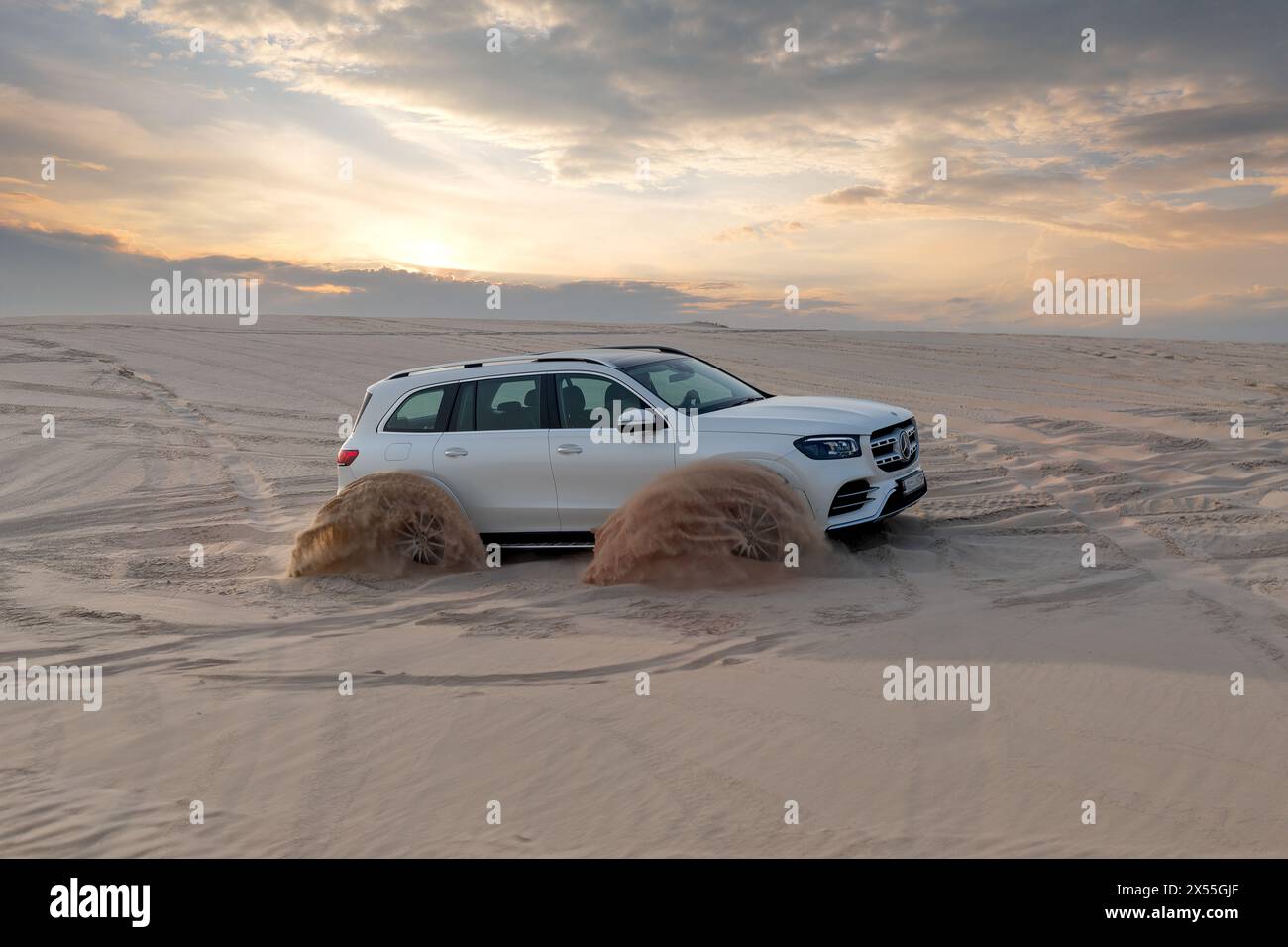 Mercedes Benz GLS 580, 4Matic 4x4 vehicles bashing through the desert ...