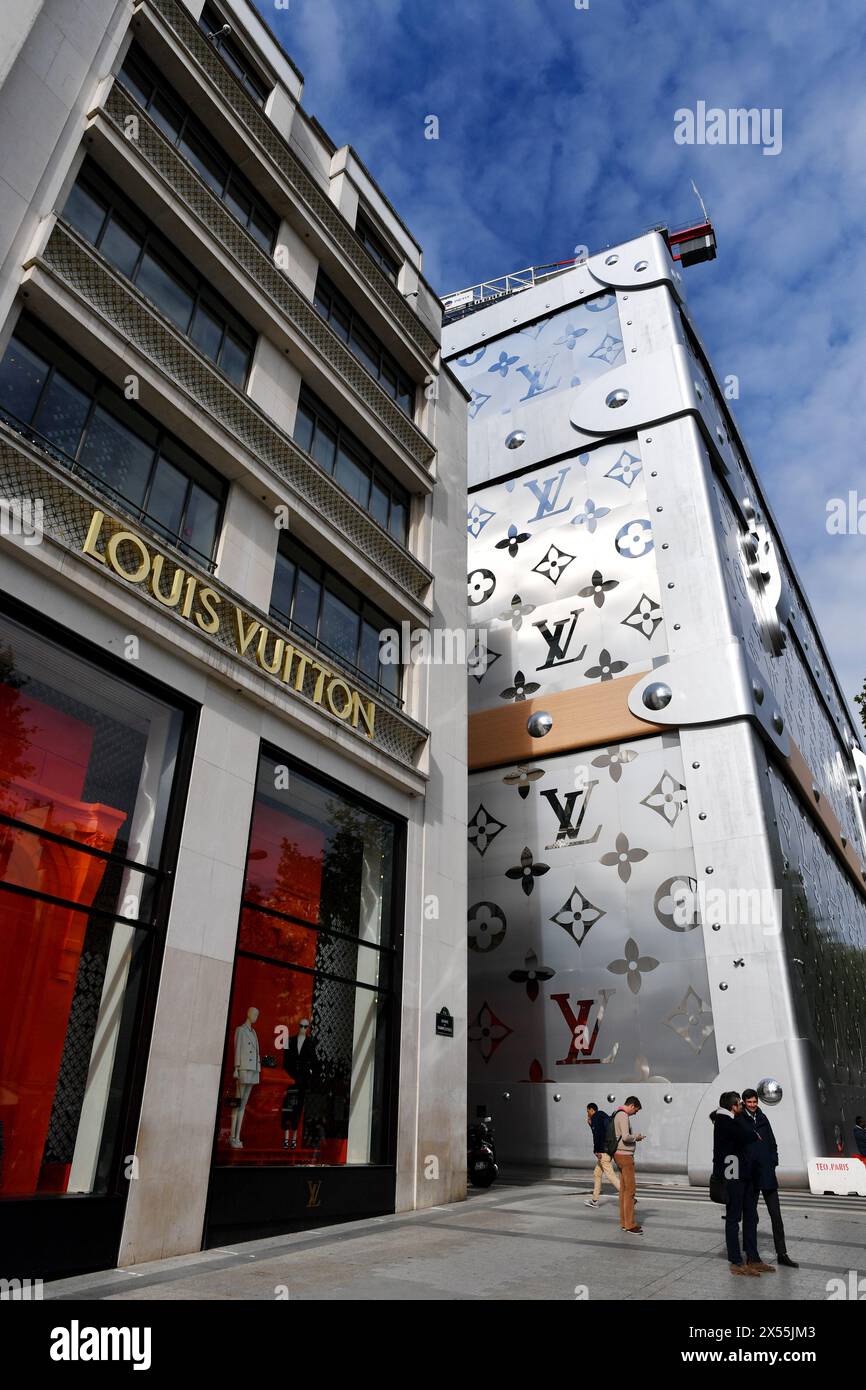 Louis Vuitton Falg ship store and Headquarter on Champs Elysées - Paris ...