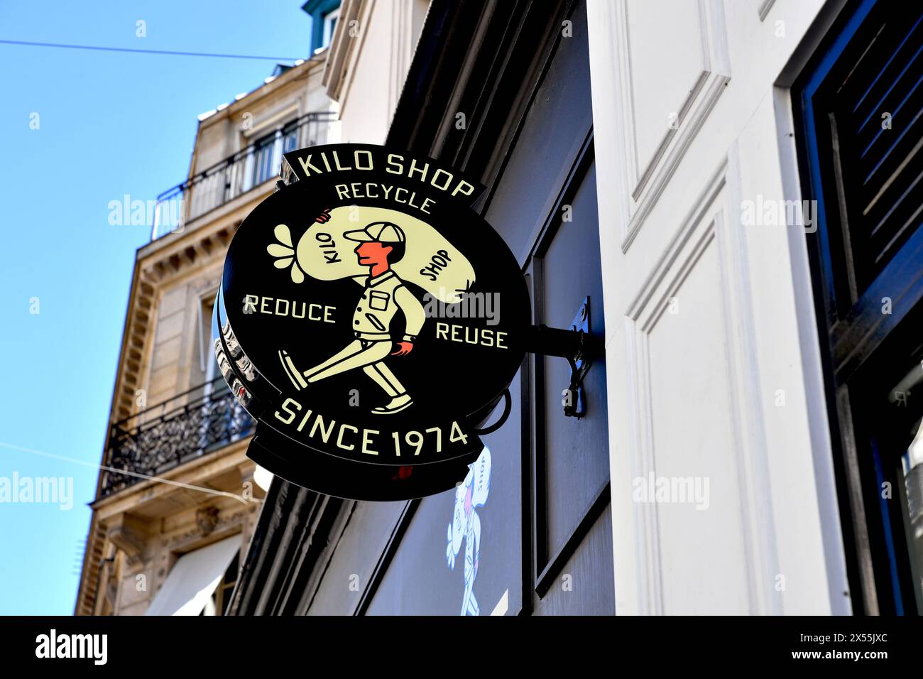 Kilo Shop - Vintage clothes shop - Paris - France Stock Photo - Alamy