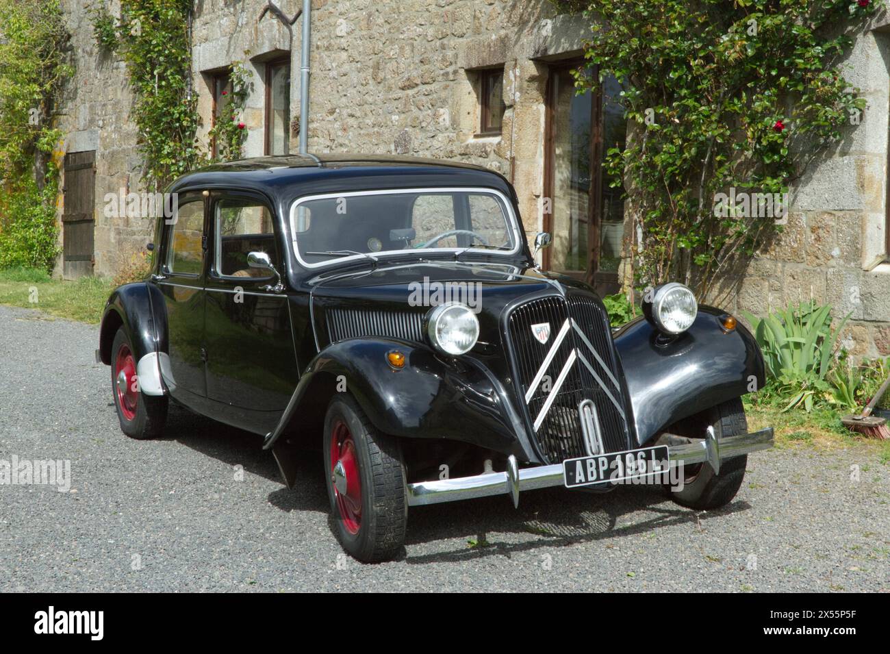 Citroen Traction Avant 15 on country house drive in France Stock Photo ...
