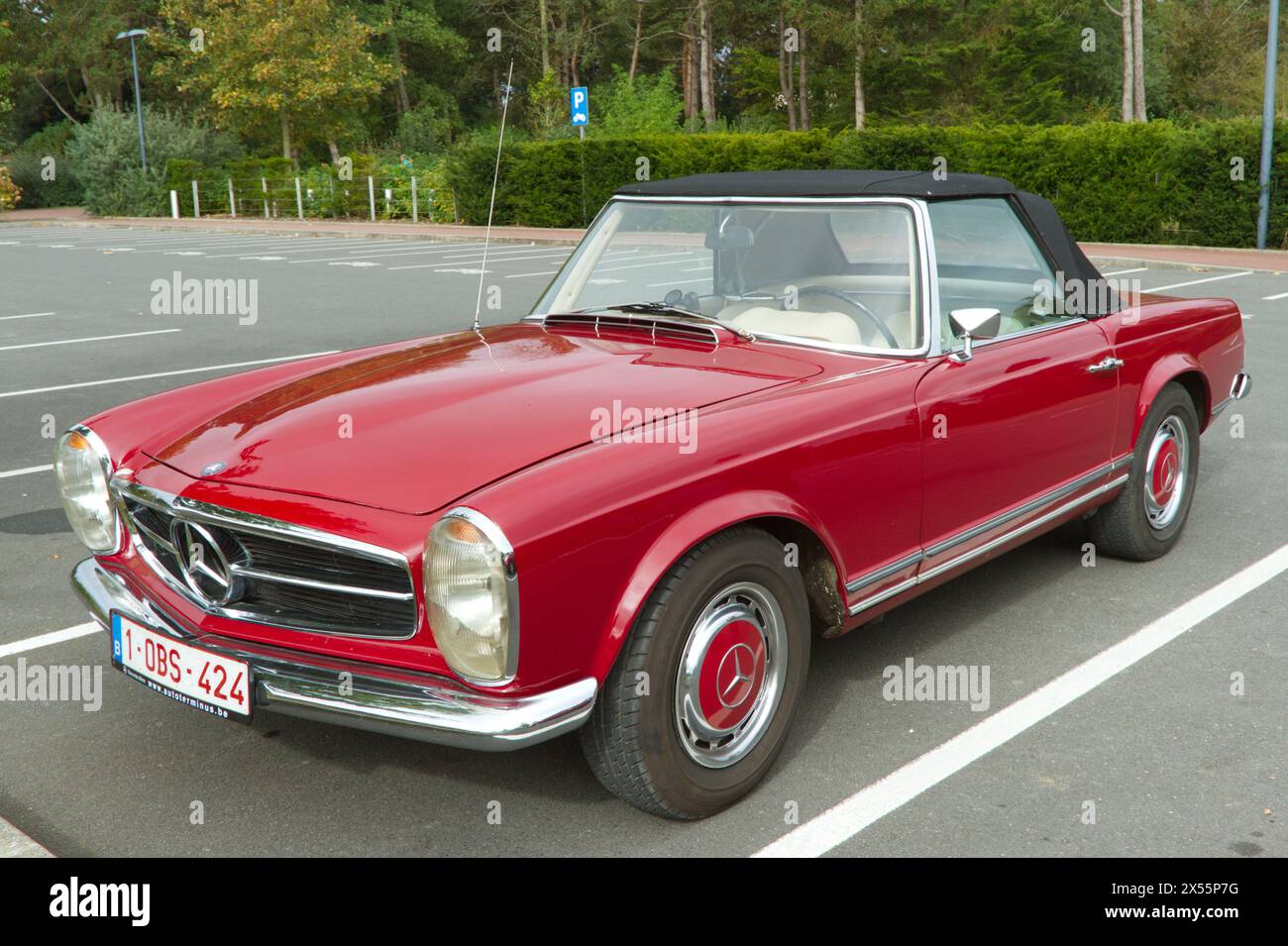 Red classic mercedes benz hi-res stock photography and images - Alamy