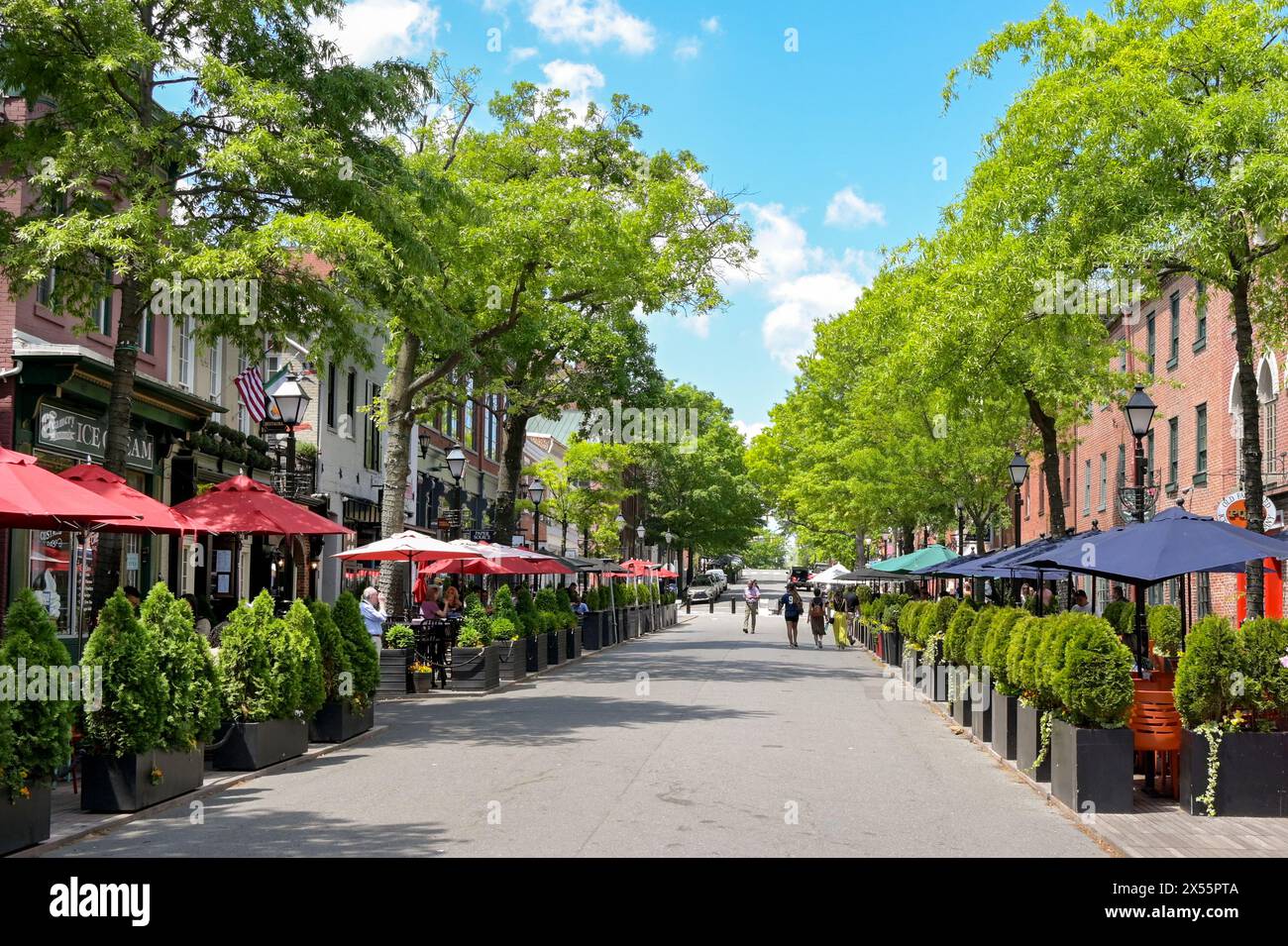 Alexandria, Virginia, USA - 1 May 2024: People dining at outdoor tables ...