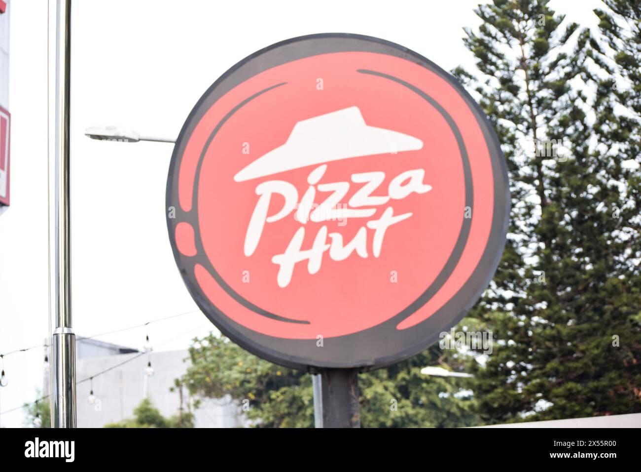 Pizza Hut restaurant. Pizza Hut is offering delivery, Carry Out and ...