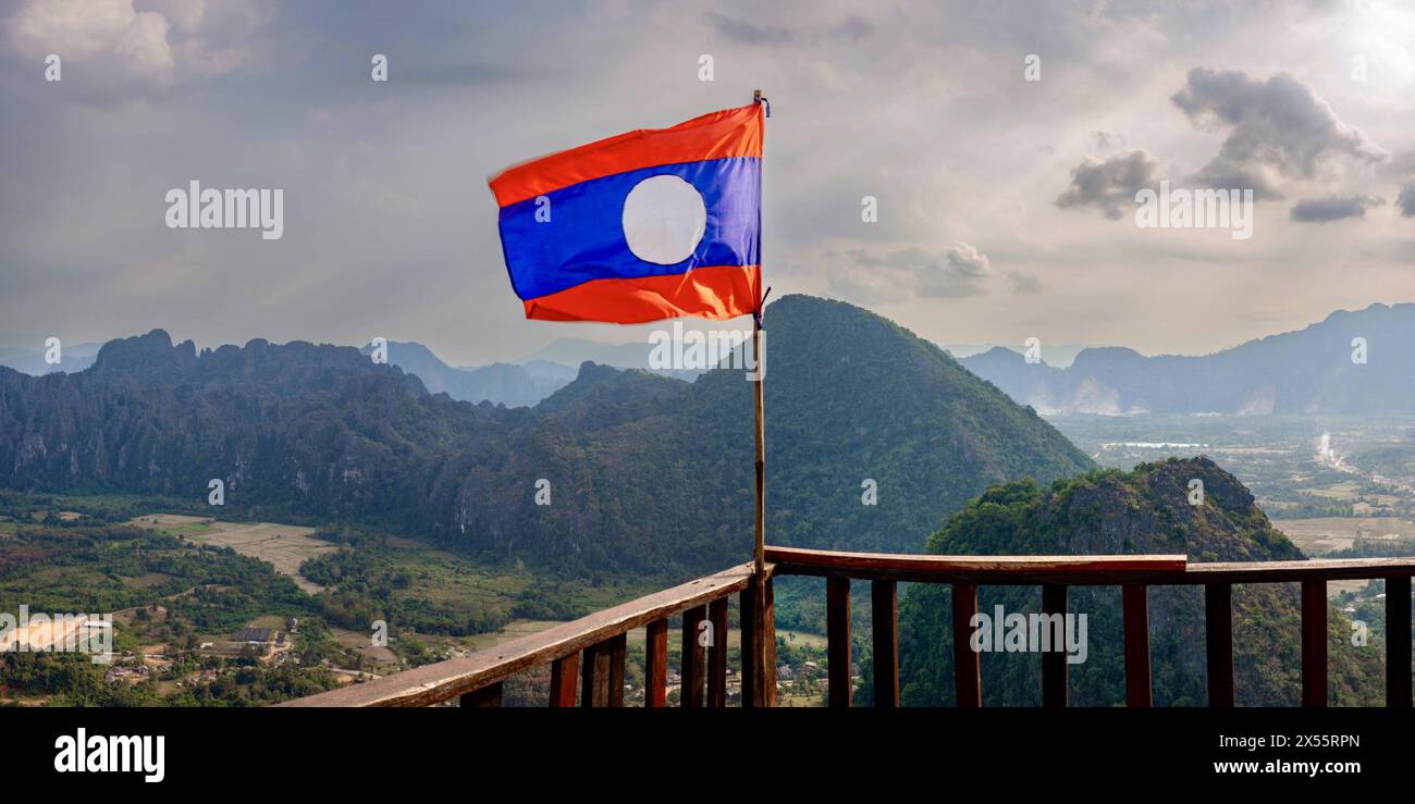 Laos, Nationalflagge mit Panorama vom Pha Ngern View Point Die ...