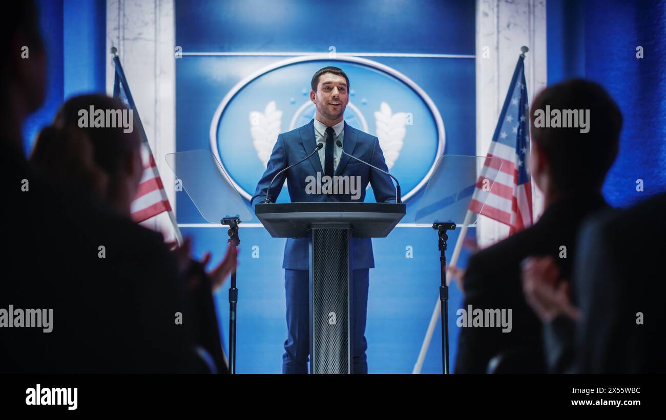 Man delivers speech crowd hi-res stock photography and images - Alamy