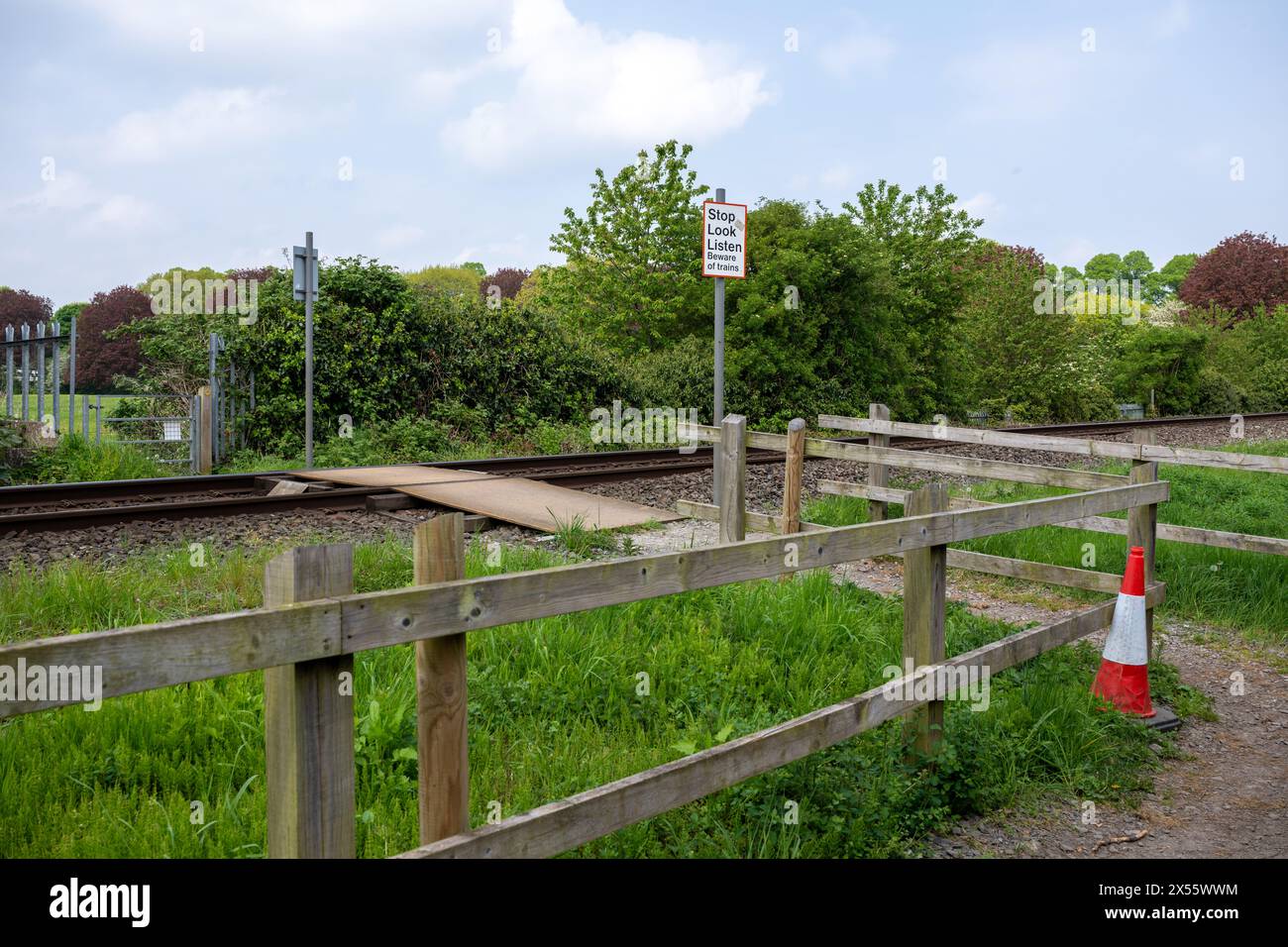 Unmanned railway crossing point for walkers with little safety ...