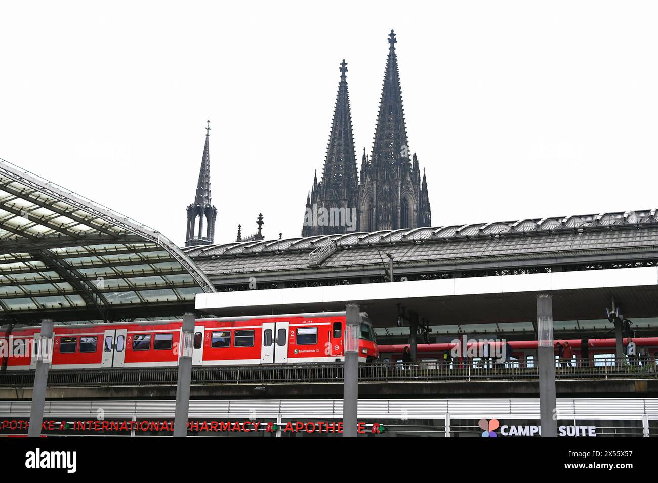 der Hauptbahnhof mit S-Bahn und der Kölner Dom *** the main train ...