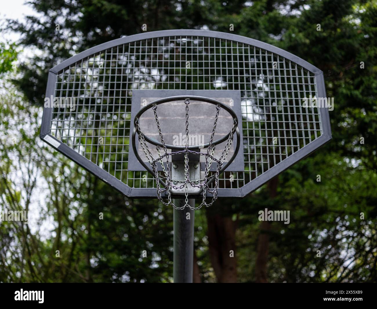 Metal basketball hoop hi-res stock photography and images - Alamy