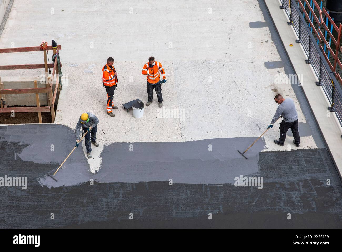 the Rhine promenade in front of the old town gets a new cantilever slab ...