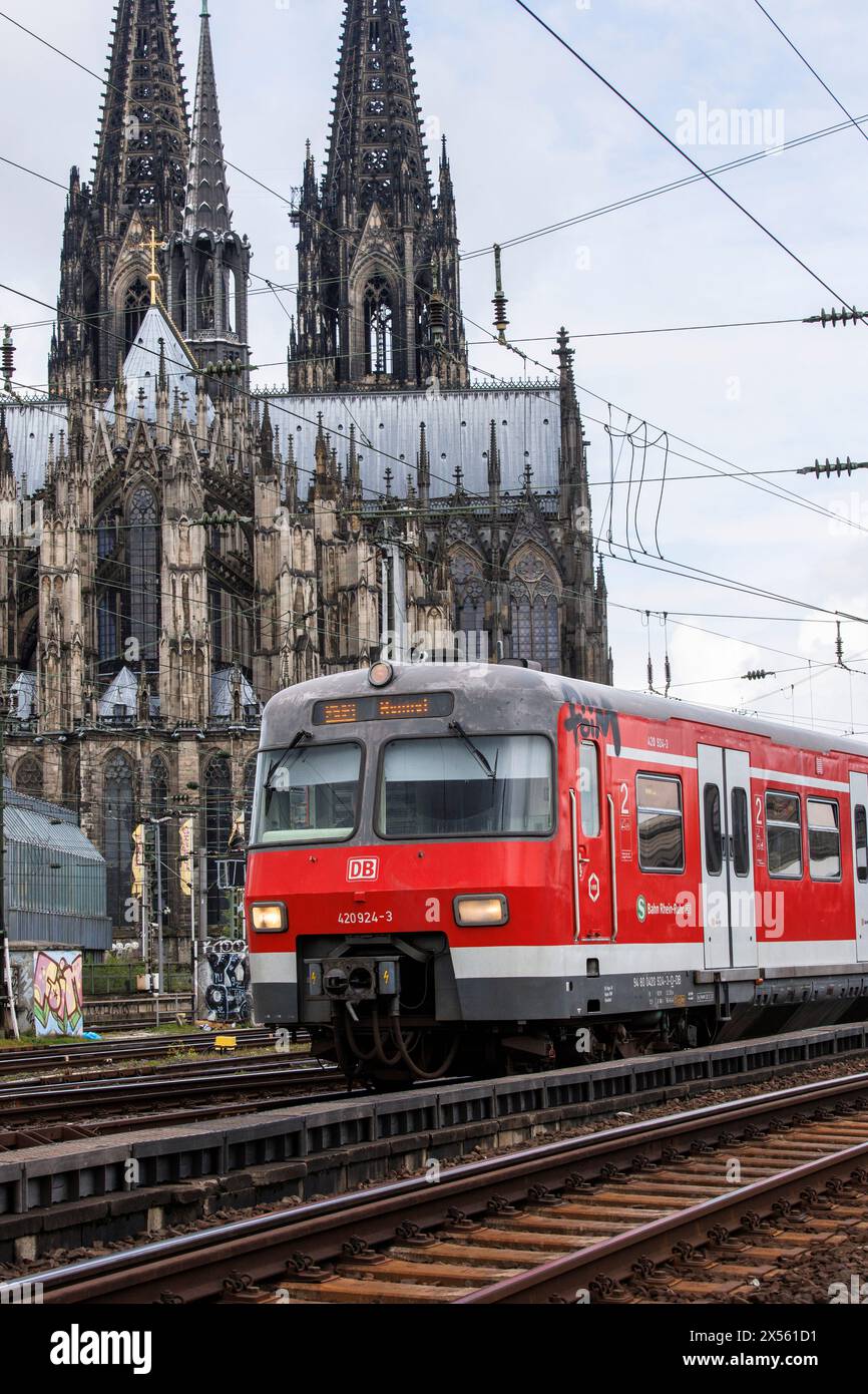 suburban train leaving the central station, the cathedral, Cologne ...