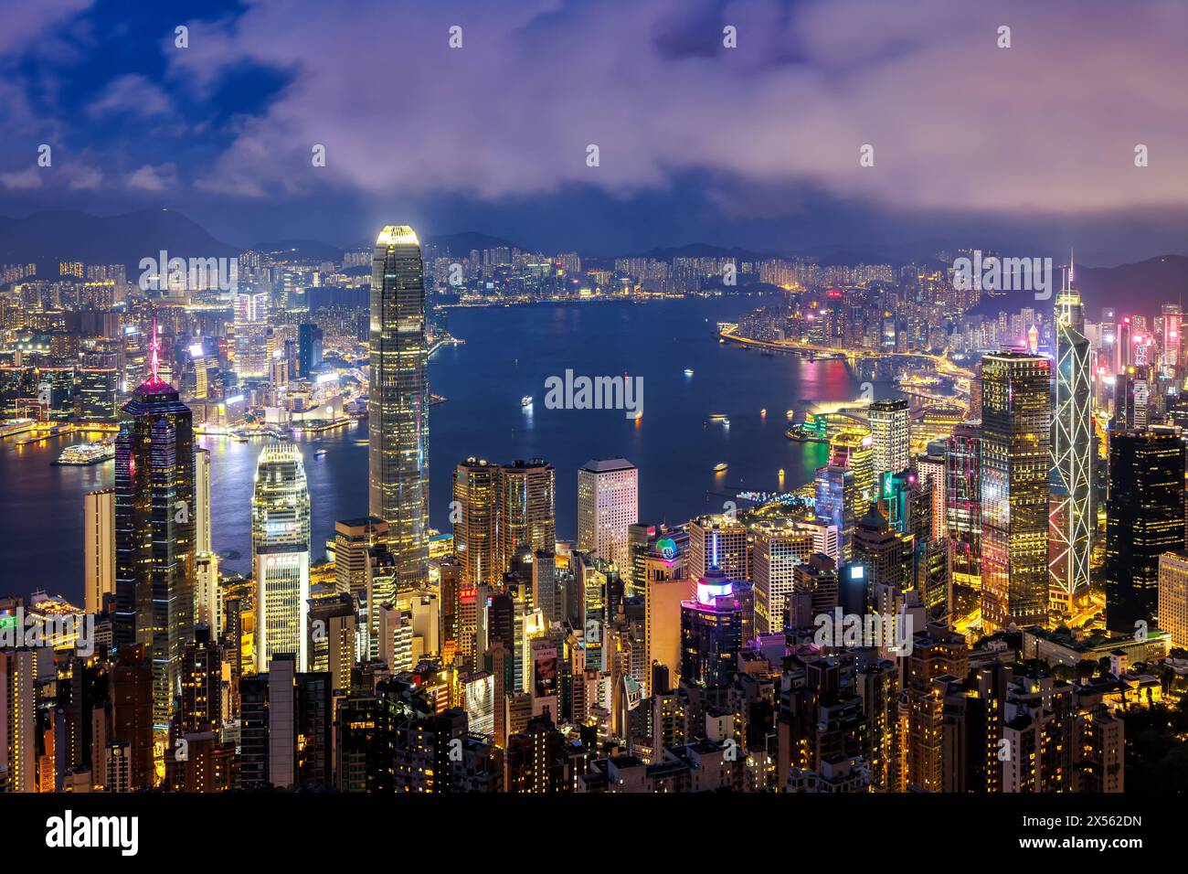 Hong Kong Skyline mit Hochhäuser Innenstadt Downtown bei Nacht in Hongkong, China Hong Kong ...