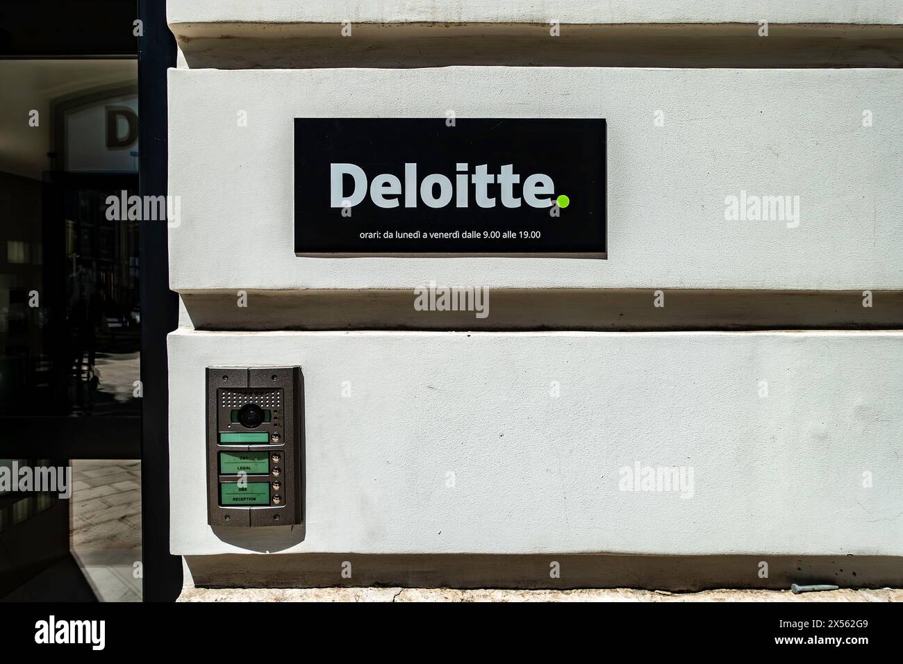 Deloitte logo hi-res stock photography and images - Alamy