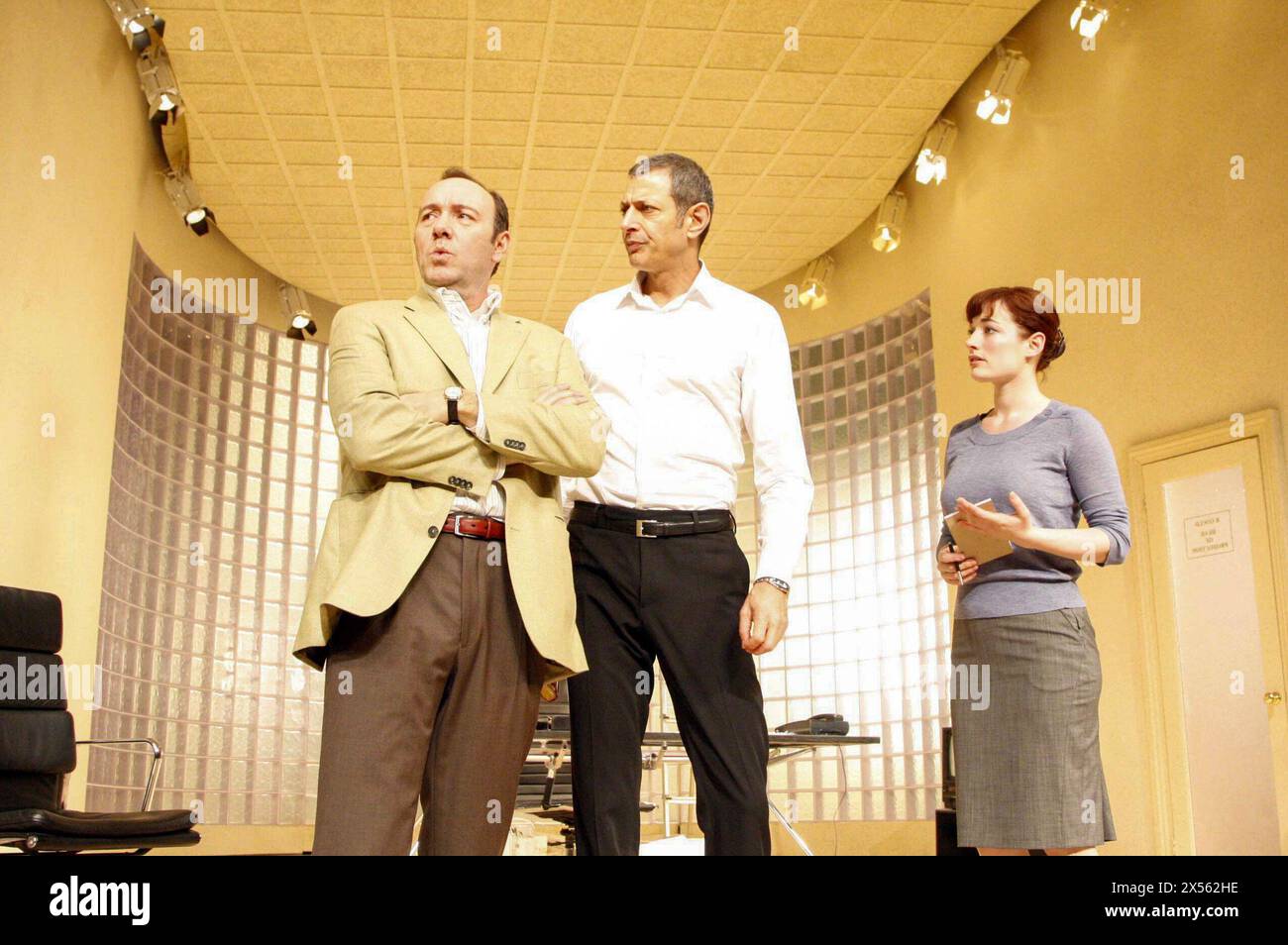 l-r: Kevin Spacey (Charlie Fox), Jeff Goldblum (Bobby Gould), Laura ...