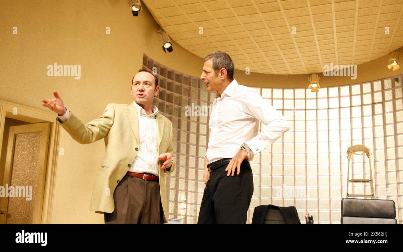 l-r: Kevin Spacey (Charlie Fox), Jeff Goldblum (Bobby Gould) in SPEED ...