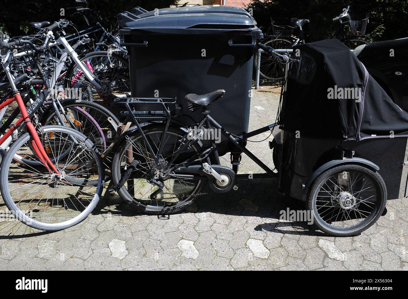 Copenhagen/ Denmark/07 MAY 2024 2024/ Peopson use cargo bicycle in ...
