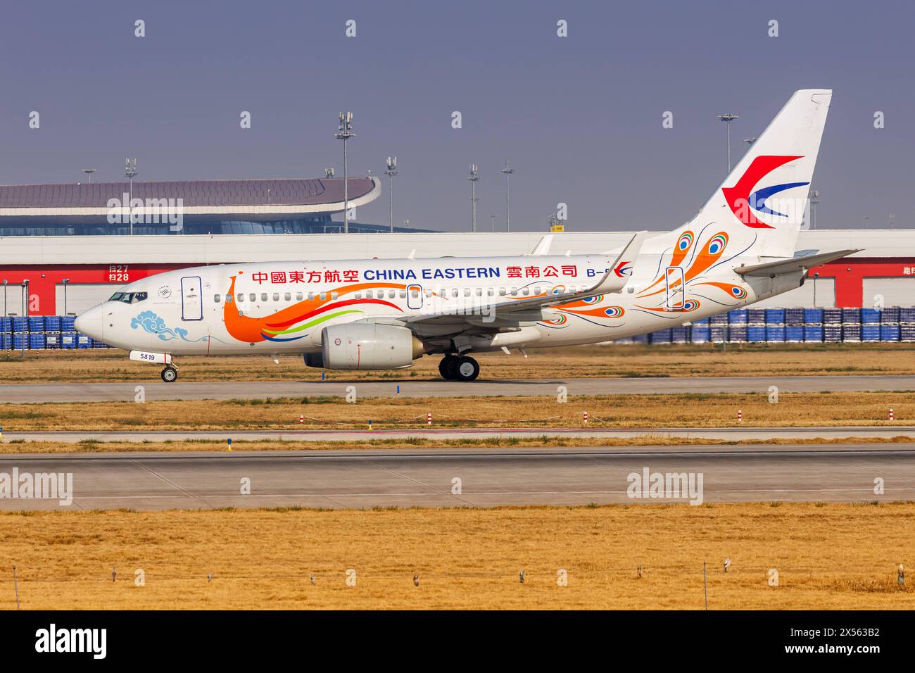 China Eastern Boeing 737-700 Flugzeug Flughafen Daxing in Peking, China ...