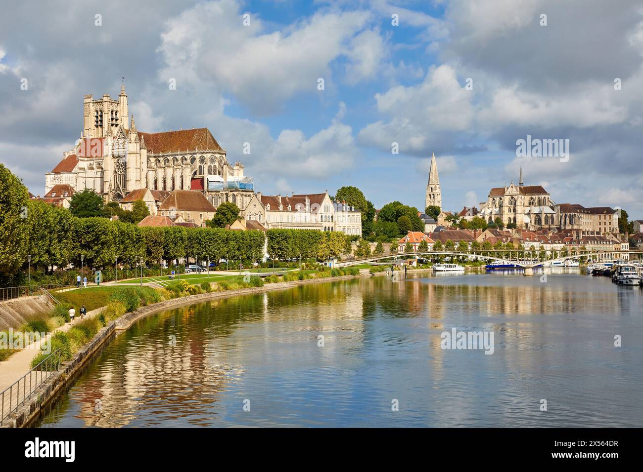 Cathedrale Saint-Etienne, Yonne river, Auxerre, Yonne, Burgundy ...