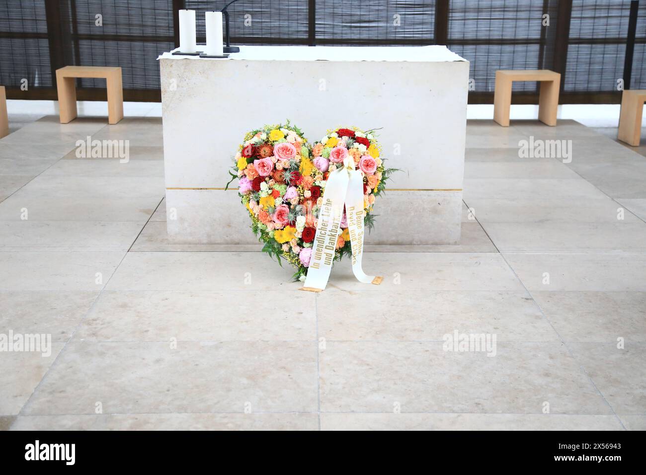 Ein Blumenherz von Tochter Sophie Wepper und Enkelin Claire bei der ... Ein Blumenherz von Tochter Sophie Wepper und Enkelin Claire bei der ...