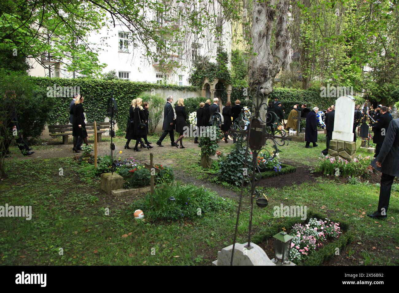 Susanne Kellermann, Filippa Wepper und Sophie Wepper bei der Beisetzung ...