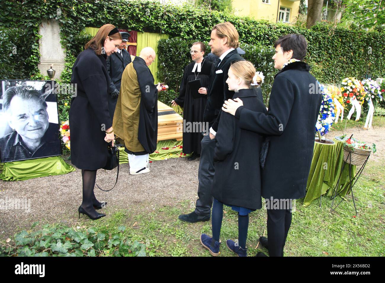 Susanne Kellermann, Filippa Wepper und Sophie Wepper bei der Beisetzung ...