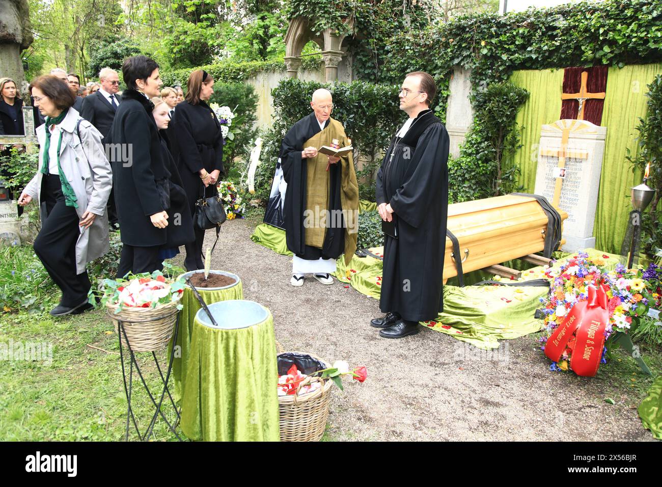 Susanne Kellermann, Filippa Wepper und Sophie Wepper bei der Beisetzung ...
