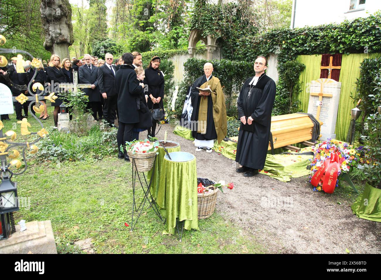 Susanne Kellermann, Filippa Wepper und Sophie Wepper bei der Beisetzung ...