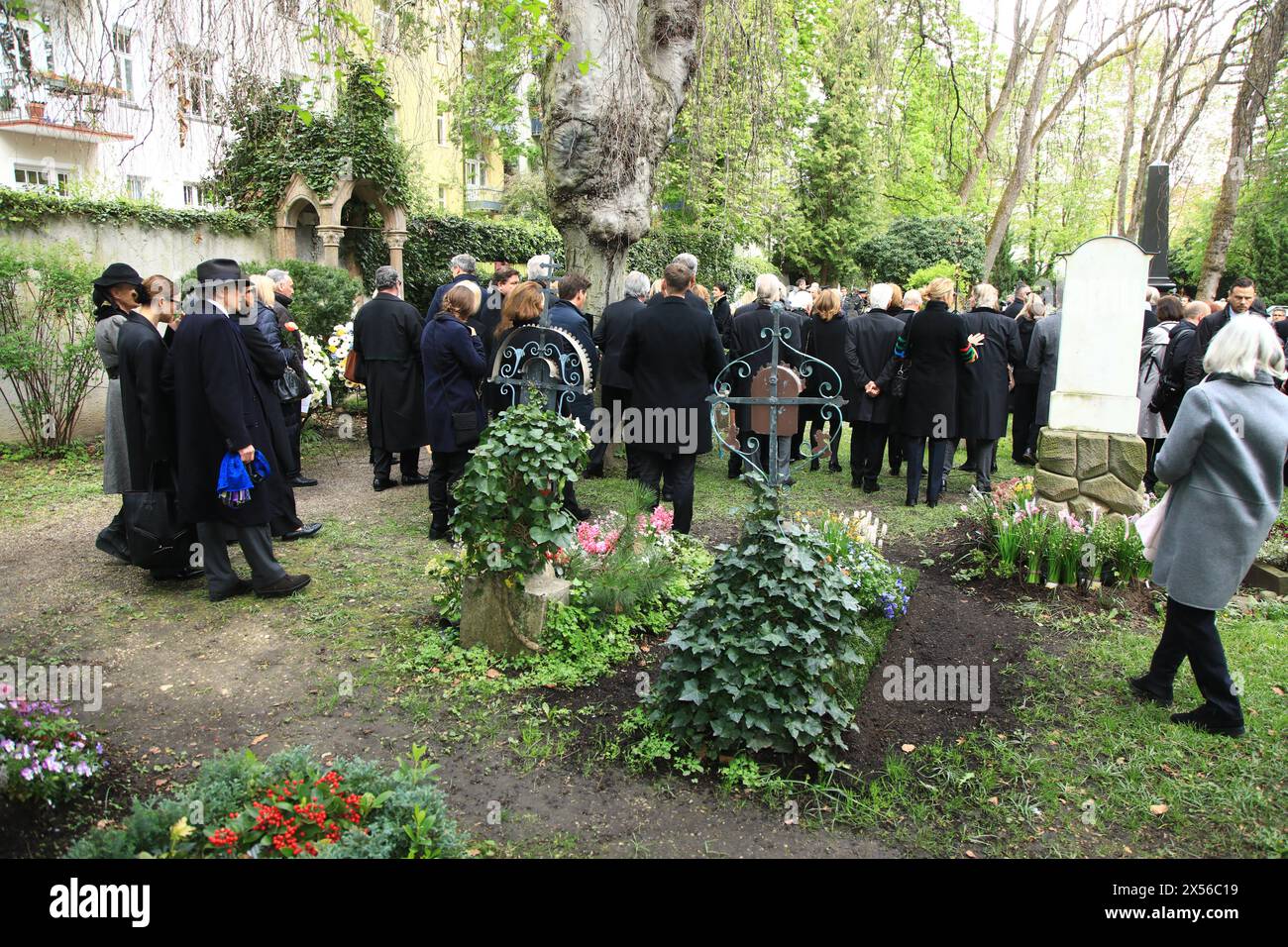 Susanne Kellermann, Filippa Wepper und Sophie Wepper bei der Beisetzung ...