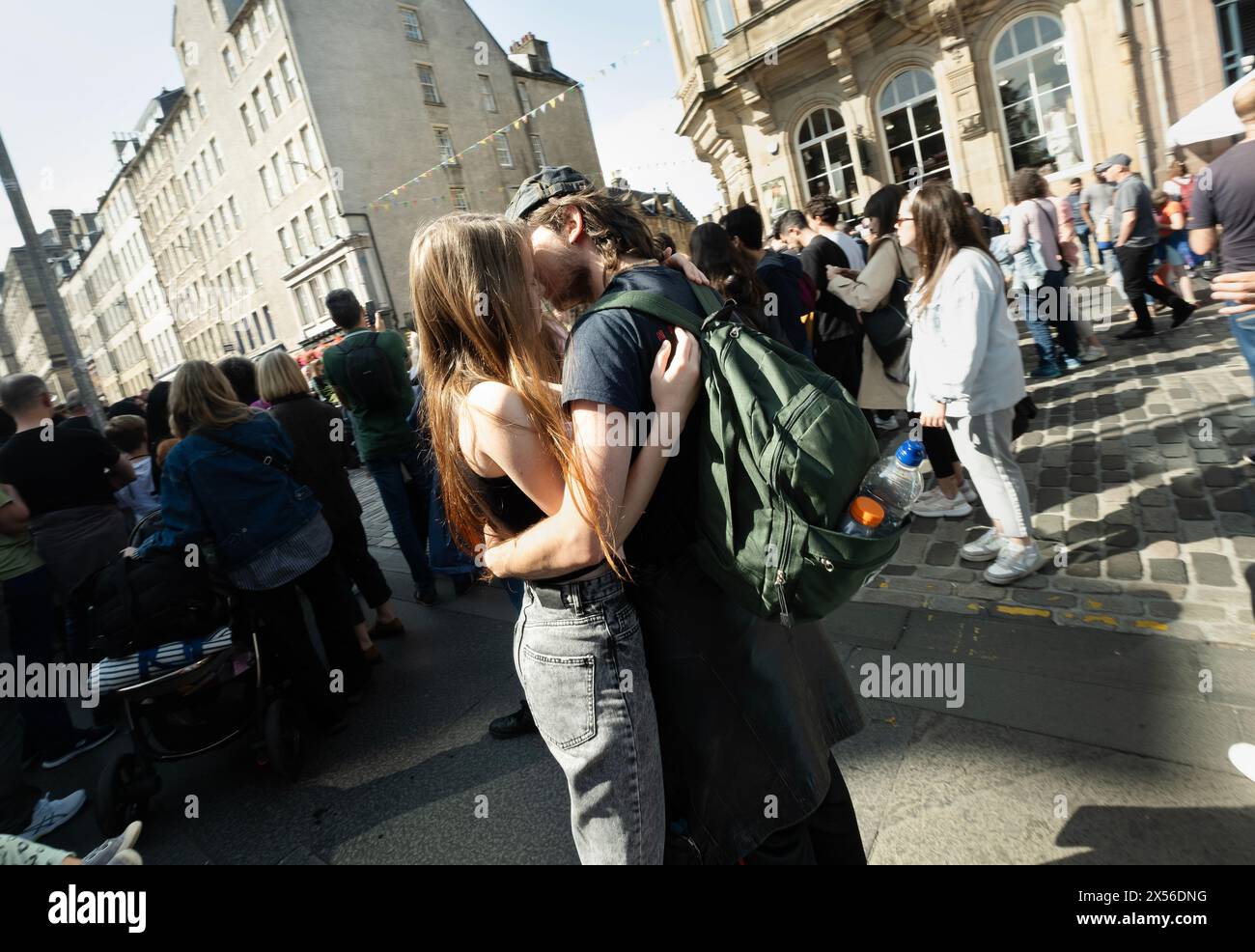 Young couple kissing in street, Edinburgh Fringe Festival, Scotland ...
