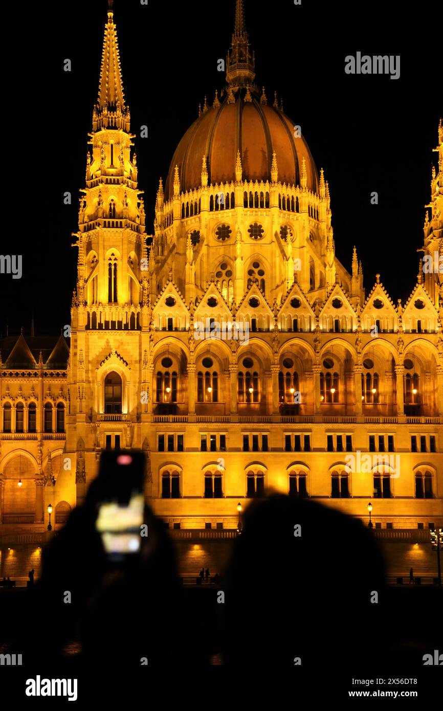 Illuminated hungarian parliament building in budapest hi-res stock ...