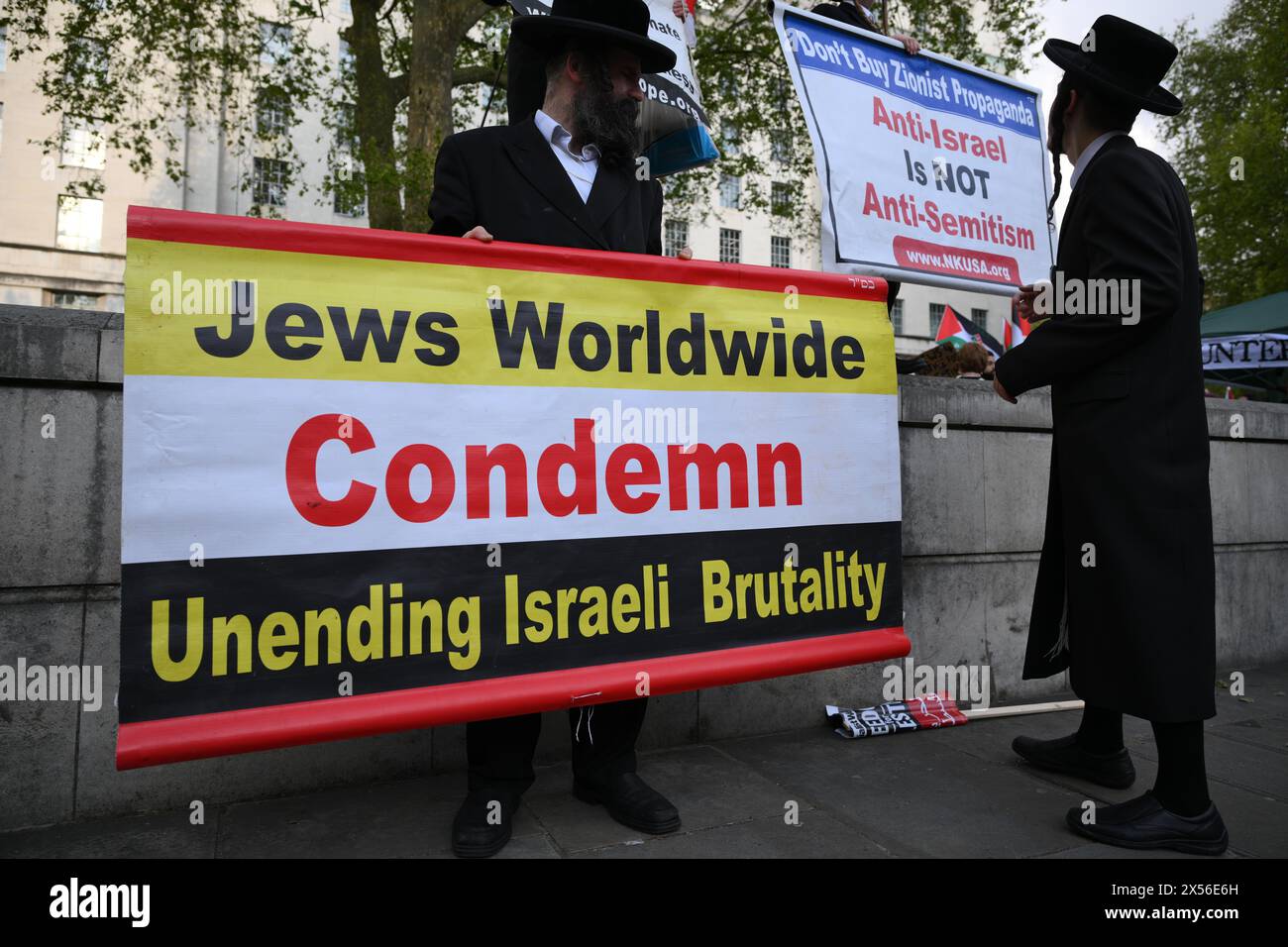 London, England, UK. 7th May, 2024. Jewish protesters showing ...