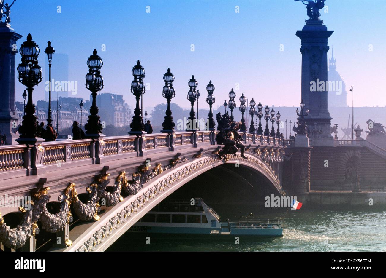 Street lamps pont alexandre hi-res stock photography and images - Alamy